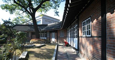 거대한 로마네스크 양식 속 아늑한 멋