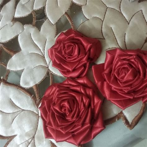 Как сделать розочку из атласной ленты How To Make A Rose From Satin Ribbon Как сделать бант