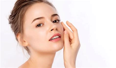 خداحافظی با تیرگی زیر چشم؛ دو روغنی که برای زیر چشم معجزه می کند