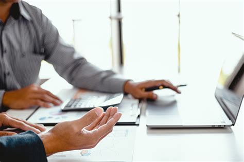 새로운 스타트업 프로젝트를 진행 중인 디자인 아이디어 전문 투자자를 만나는 비즈니스 피플 개념 사무실 사업 계획 2명에 대한 스톡 사진 및 기타 이미지 Istock