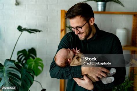 아버지와 갓 태어난 아기의 애정 어린 사랑 아파트에서 아들을 품에 안고 있는 아버지 아버지에 대한 스톡 사진 및 기타 이미지 아버지 아기 신생아 Istock