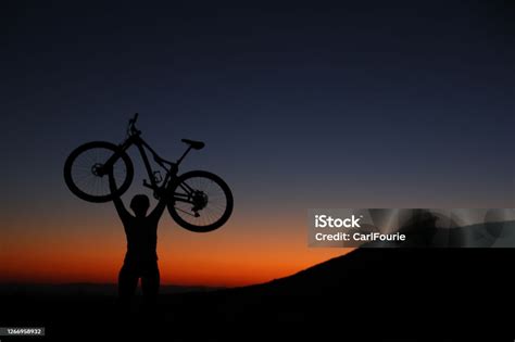 일출 중에 자전거를 머리 위로 올리는 자전거 타는 사람의 실루엣 건강한 생활방식에 대한 스톡 사진 및 기타 이미지 건강한 생활방식 경외감 교통수단 Istock