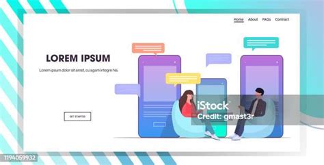 커플 사용 노트북 컴퓨터 채팅 응용 프로그램 소셜 네트워크 음성 채팅 버블 통신 개념 남자 여자 앉아 에 콩 가방 스마트 폰 화면 전체 길이 복사 공간 수평 벡터 일러스트