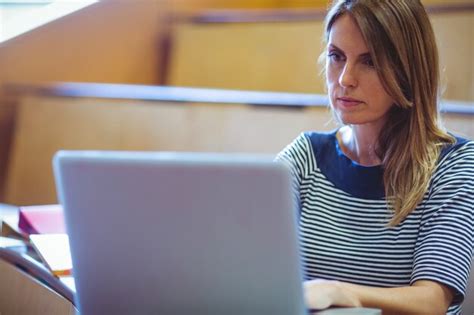 Premium Photo Mature Babe In Lecture Hall