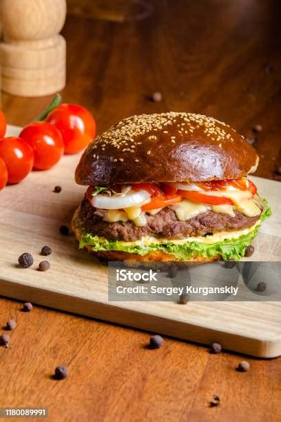 고기 베이컨 소시지 양상추 샴페인 파인애플과 토마토 소스와 치즈와 새로운 대형 햄버거 테이블에 나무 절단 부엌 보드에 서 0명에 대한 스톡 사진 및 기타 이미지 Istock