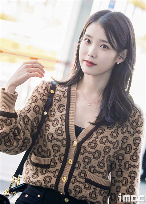 포토 아이유 출국하기 좋은날