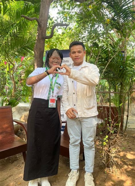 នៅខាងក្រៅគាត់គួរឱ្យស្រឡាញ់ណាស់ ស្នេហា And គ្រួសារ