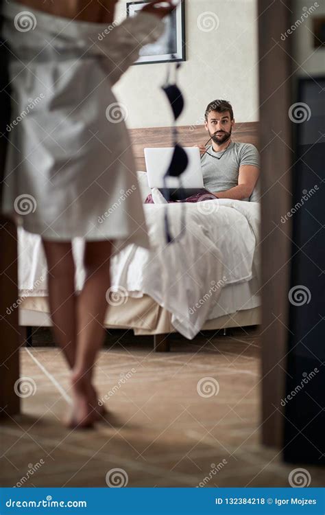 Tijd Voor Geslacht De Vrouw Verleidt Haar Vriend In De Slaapkamer