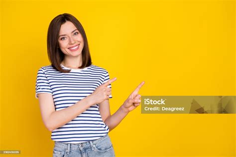 긍정적 인 쾌활한 귀여운 소녀 밥 헤어 스타일 착용 줄무늬 티셔츠 연출 빈 공간 쇼핑 절연 통하고 있는 노란색 배경 배경 20 24세에 대한 스톡 사진 및 기타 이미지