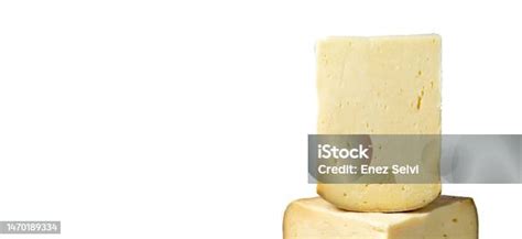 휠 치즈 고립 된 흰색 백고 룬드에 우유로 만든 치즈 터키 그뤼에르 치즈 닫으십시오 복사 공간 그뤼예르 치즈에 대한 스톡 사진 및 기타 이미지 Istock