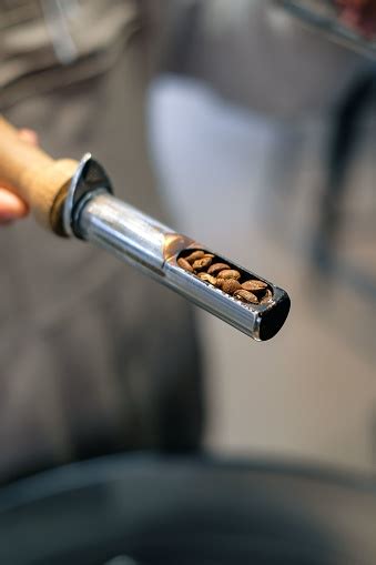 원두가 들어있는 얇은 커피 로스터를 들고 있는 손의 세로 샷 구이에 대한 스톡 사진 및 기타 이미지 구이 기계류 날씬한 Istock