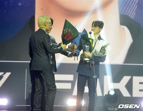 [사진] ‘페이커 이상혁 향한 후배들의 축하