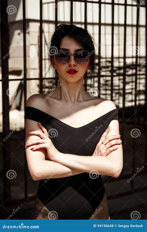 La Ragazza Sexy O Il Sesso Femminile In Un Vestito Sexy Del Corpo Sta Con Confidenza Fotografia