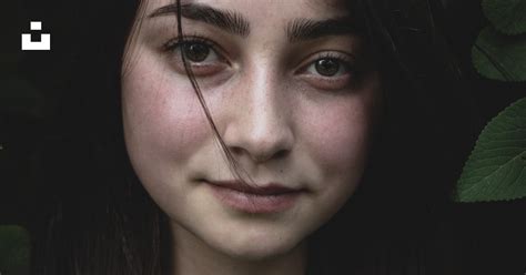 그녀의 머리에 꽃을 가진 소녀 사진 Unsplash의 무료 초상 이미지