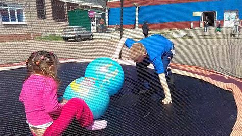 Прыгаем на батуте Весело и прикольно Youtube