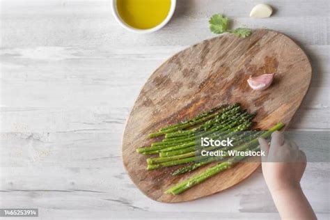부엌의 나무 판에 녹색 아스파라거스를 배열하는 여자의 손의 상위 뷰 가정 생활에 대한 스톡 사진 및 기타 이미지 가정 생활 가정 주방 가정의 방 Istock