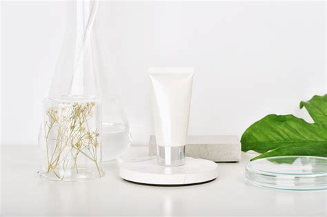 천연 스킨케어 뷰티 제품 연구 실험실 천연 유기농 식물 추출 및 과학 실험실 유리 제품 브랜딩 모형을 위한 블랭크 라벨 화장품