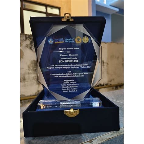 Jual Plakat Kampus Merdeka Kampus Mengajar Sehari Jadi Plakat Wisuda Cinderamata Vandel Kenang