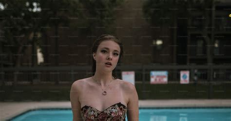 끈이 없는 드레스를 입은 여자가 수영장 옆 계단에 앉아 있다 사진 Unsplash의 여자 이미지