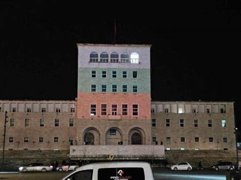 По повод 3 март Осветиха сгради в Тирана в цветовете на българското знаме СНИМКИ Vesti Bg