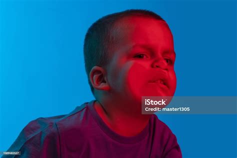 클로즈업 어린 소년 네온 빛에 블루 스튜디오 배경에 고립 뺨에 의해 투명 유리에 기대어 귀여운 아이 2 3 살에 대한 스톡 사진 및 기타 이미지 Istock