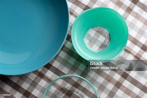 흰색의 빈 찻잔 파란 접시 두 개의 아이스크림 그릇이 테이블 위에 갈색의 Klechaty 식탁보가 있습니다 Dashi Float