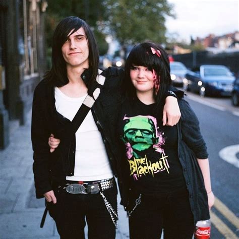 Pin By ༒ M4rg4r3t ༒ On ᴛʜᴇʏ ᴍᴀᴅᴇ ʜᴇʀ ᴇᴍᴏ Alt Outfits Emo Couples