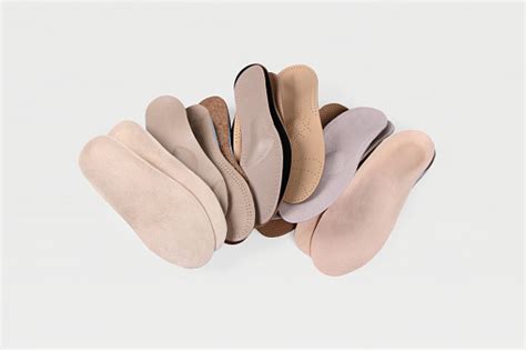 흰색 배경에 정형 외과 깔창 평평한 발과 발 질환의 치료 및 예방 발 관리 발에 대한 편안함 편안한 신발을 착용하십시오 의료
