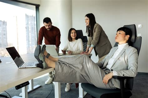 사무실 안에서 팀 동료들과 노트북 컴퓨터로 작업하는 아시아 여성 사업가의 초상화 30 39세에 대한 스톡 사진 및 기타 이미지 30 39세 35 39세 40 44세