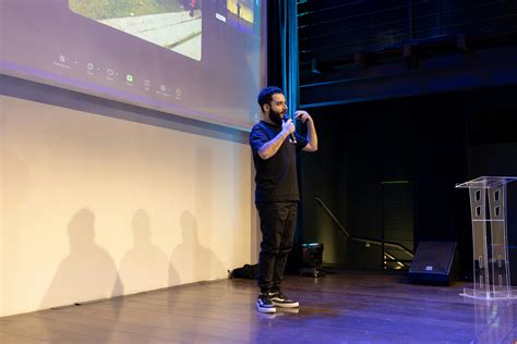 실내 강사 공동 작업 교육 기술 기업 남자 네트워킹 니콘 D850 다양한 그룹 대중 연설 대형 화면 듣는 마이크로폰 말하는 모니터 모임