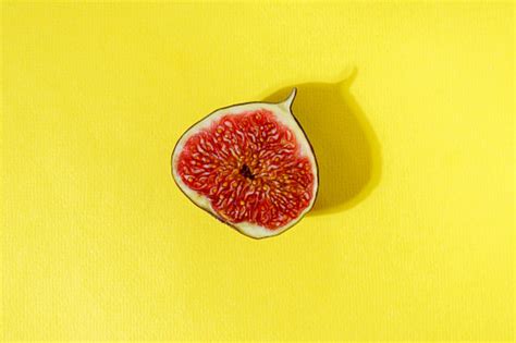 육즙이 많은 유기농 무화과는 노란색 배경에 반으로 자릅니다 최소한의 여름 컨셉 플랫 레이 0명에 대한 스톡 사진 및 기타 이미지 0명 건강한 식생활 과일 Istock