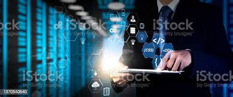 코딩 소프트웨어 개발자는 스크럼 민첩한 개발 및 코드 포크의 증강 현실 대시보드 컴퓨터 아이콘과 반응형 사이버 보안을 통한 버전 지정으로 작업합니다 넓은 Vr 화면으로 작업