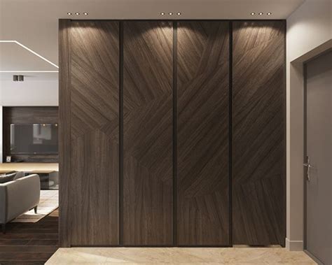 Кухня с белыми шкафами и мраморной столешницей