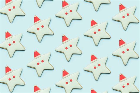 파란색 배경에 진저 브레드 크리스마스 쿠키의 플랫 레이 겨울 휴가 장식 비스킷 귀여운 로얄 아이싱 쿠키 원활한 패턴 진저브레드 비스킷에 대한 스톡 사진 및 기타 이미지