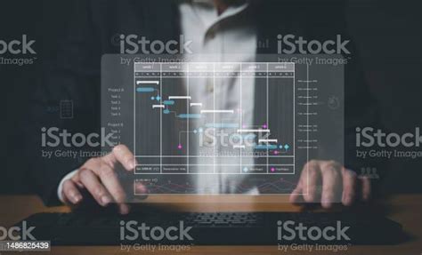 디지털 태블릿을 사용하여 제품 출시 또는 비즈니스 전략 및 계획의 구현 및 작업 일정을 보여주는 데이터 및 대시보드에 액세스하는 정장을 입은 비즈니스 사람들 가리키기에 대한