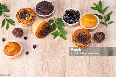 초콜릿 머핀과 너트 머핀 어두운 배경에 집에서 만든 빵집 나무 테이블에 블루 베리와 머핀 신선한 딸기와 달콤한 페이스트리를 칠판에 담습니다 0명에 대한 스톡 사진 및 기타