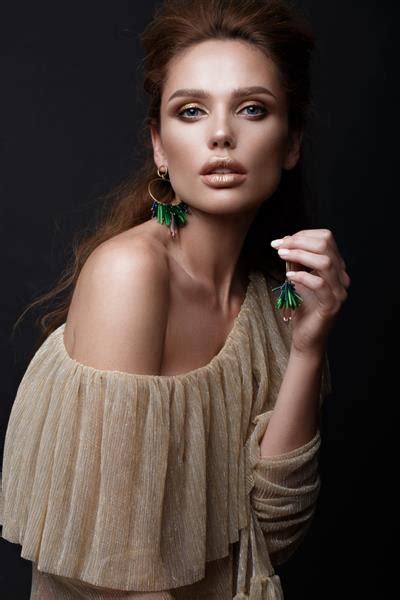 دختر زیبای سکسی با لب های احساسی موهای مد روز لباس بنفش و لوازم جانبی صورت زیبایی عکس گرفته شده