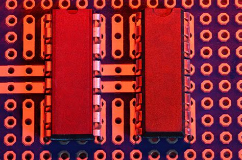 적색 광 클로즈업의 인쇄 회로 기판 및 마이크로 칩 디지털 장비용 전자 부품 전기 컴퓨터 회로 개발을 위한 개념 Cpu에 대한