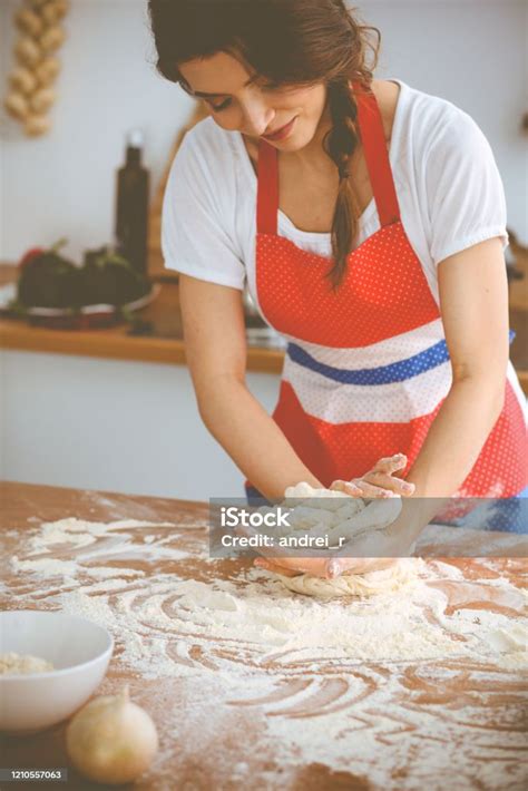 부엌에서 피자 또는 수제 파스타를 요리하는 젊은 갈색 머리 여자 나무 테이블에 반죽을 준비하는 주부 다이어트 음식 및 건강 개념 땋은 머리에 대한 스톡 사진 및 기타 이미지