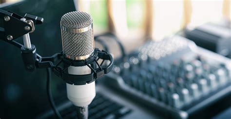 홈 스튜디오 팟 캐스트 인테리어 마이크 노트북 및 테이블에 팟캐스팅에 대한 스톡 사진 및 기타 이미지 팟캐스팅 라디오 스튜디오 Istock