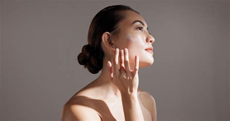 뷰티 여성 및 페이스 크림 수분 트리트먼트 보습제 및 피부 제품으로 스킨케어를 위한 화장품 건강한 빛을 위한 자외선 차단제를 사용한 소녀 사람 및 피부과 또는 스튜디오