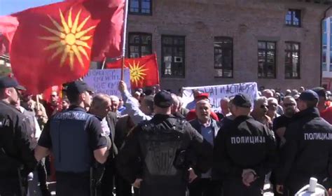 ВО ЖИВО Протест пред бугарскиот клуб Цар Борис Iii во Охрид