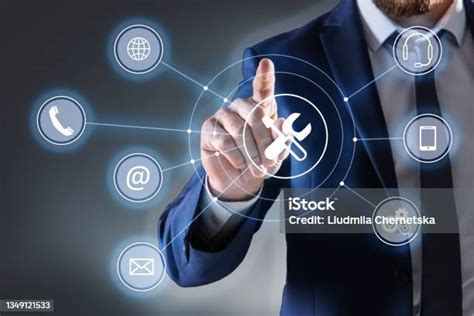 어두운 배경 클로즈업에 대한 가상 화면에 아이콘을 터치 하는 사업가 기술 지원 가리키기에 대한 스톡 사진 및 기타 이미지 가리키기 개념 개념과 주제 Istock