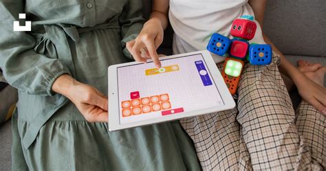 흰색 Ipad에서 게임을하는 아이 사진 Unsplash의 무료 아이들을 위한 코딩 이미지