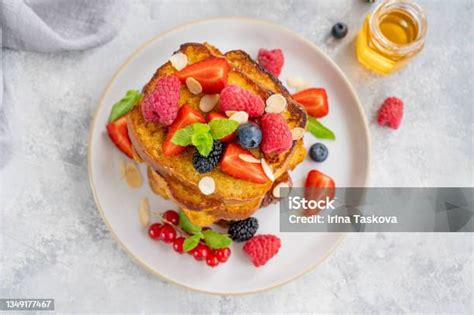 회색 콘크리트 배경에 신선한 딸기 아몬드 꽃잎 꿀이 있는 접시에 프렌치 토스트 한 더미 맛있는 아침 식사 공간을 복사합니다 0명에 대한 스톡 사진 및 기타 이미지 Istock