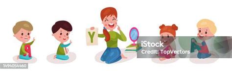 웃고 있는 여교사는 어린 아이들에게 편지 카드를 보여주며 바닥에 앉아 있다 개발에 대한 스톡 벡터 아트 및 기타 이미지 개발
