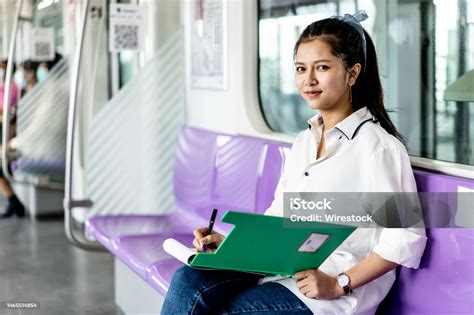 전기 열차에서 펜으로 클립보드에 있는 종이에 급하게 글을 쓰는 아시아 여성 기업가에 대한 스톡 사진 및 기타 이미지 기업가 기차 다이어리 Istock