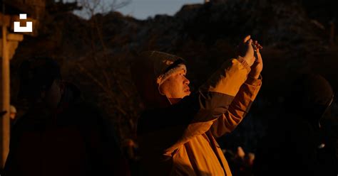 노란 재킷과 갈색 니트 모자를 쓴 남자가 낮에 나무 근처에 서 있다 사진 Unsplash의 무료 사람의 이미지