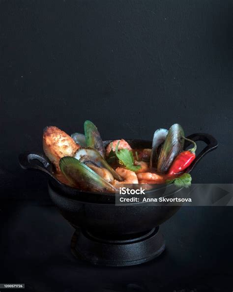 해산물 연어 필레 검은 배경에 새우와 프랑스 어 류 수프 부야 베스 전통 프랑스 요리 복사 공간 건강한 생활방식에 대한 스톡