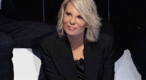 C Posta Per Te Maria De Filippi Incanta Tutti Con Il Suo Look Total Black Ma Il Prezzo Del